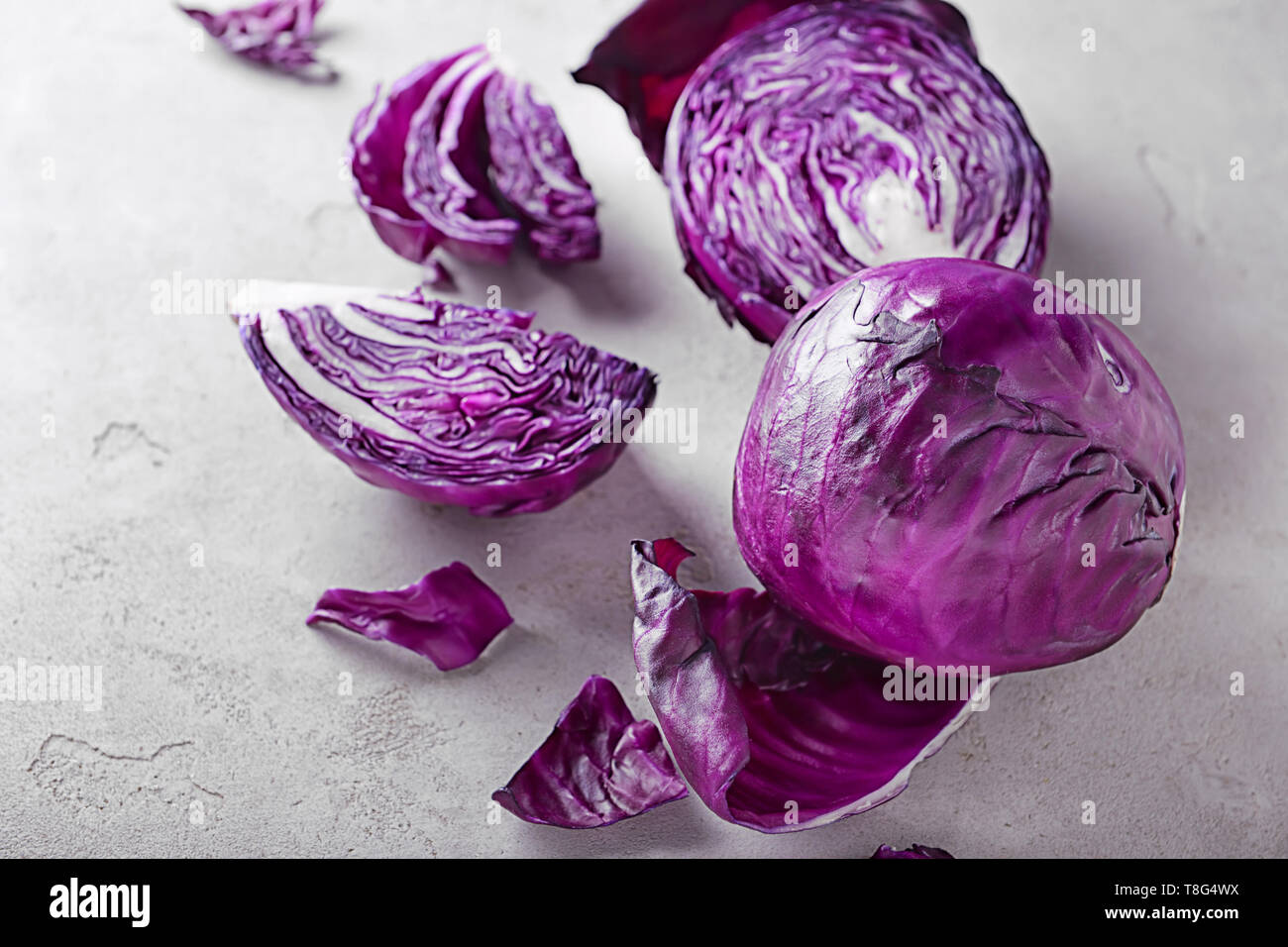 Whole and cut red cabbage on grey table Stock Photo - Alamy