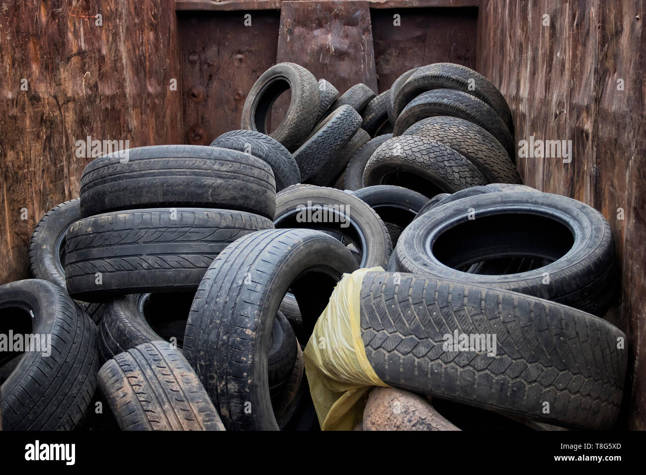 Pile of many old and used tires Stock Photo - Alamy