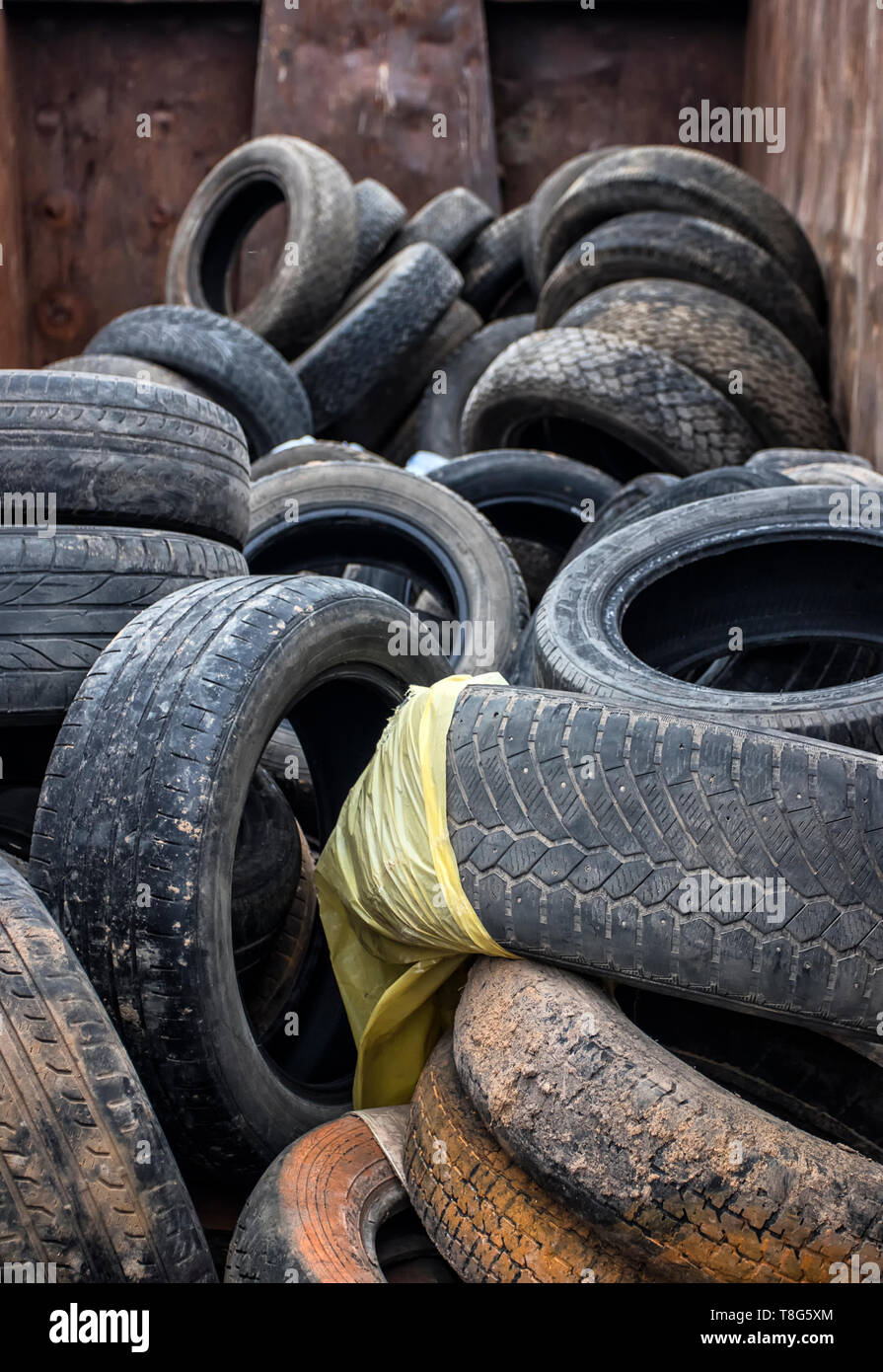 Pile of many old and used tires Stock Photo - Alamy