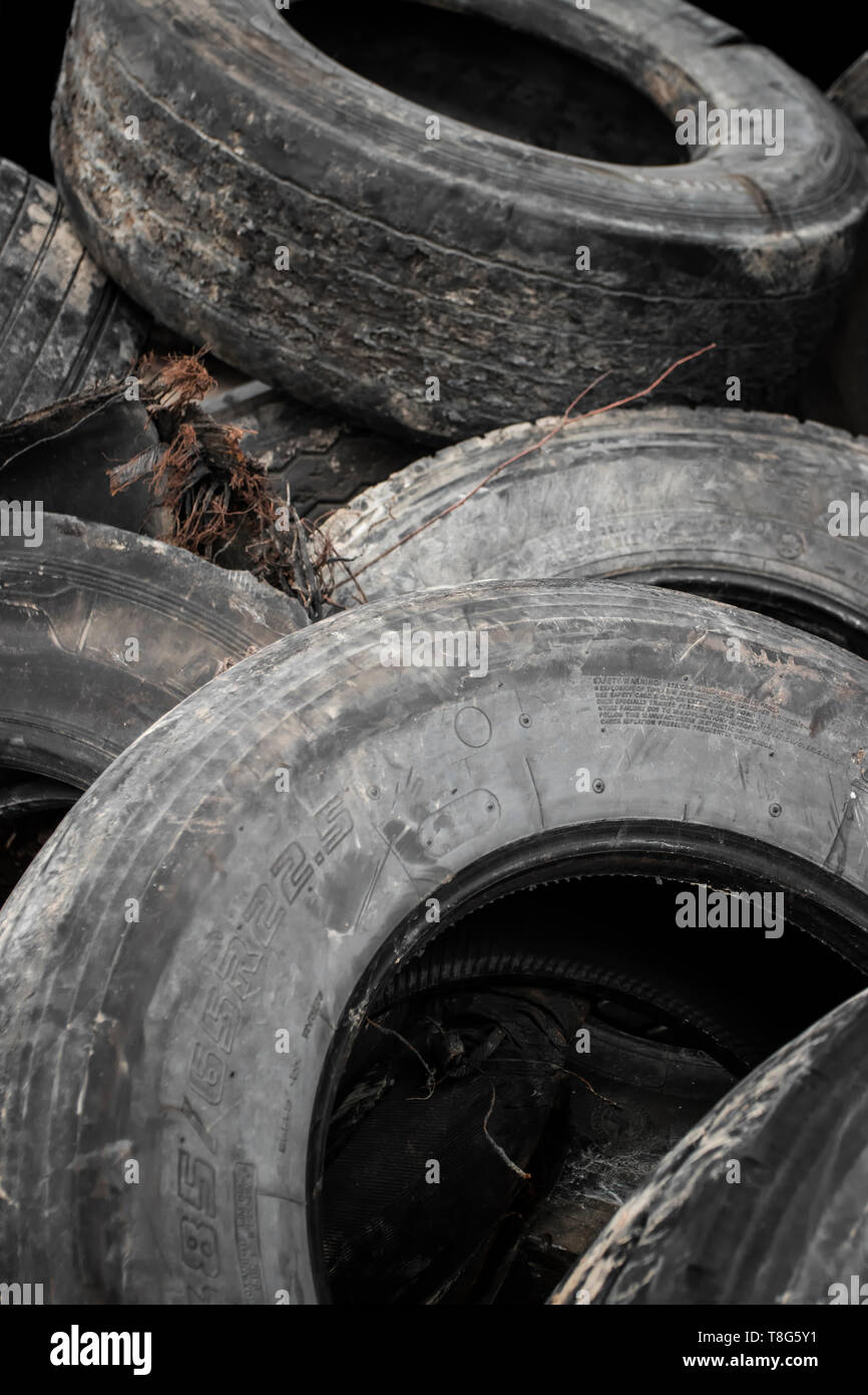 Pile of many old and used tires Stock Photo - Alamy