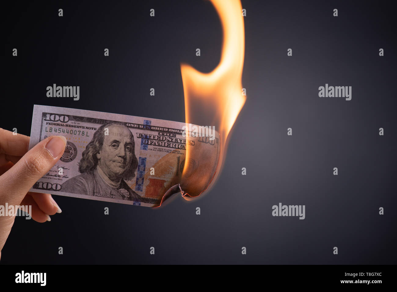 Burning 100 dollar bill hi-res stock photography and images - Alamy