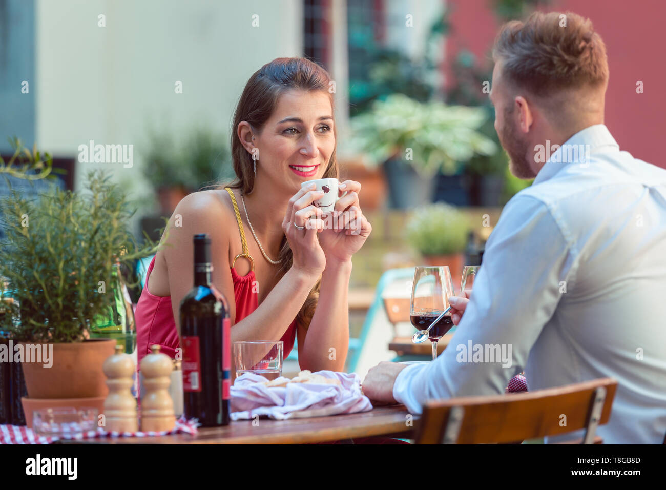 Romantic meeting loving couple hi-res stock photography and images - Alamy
