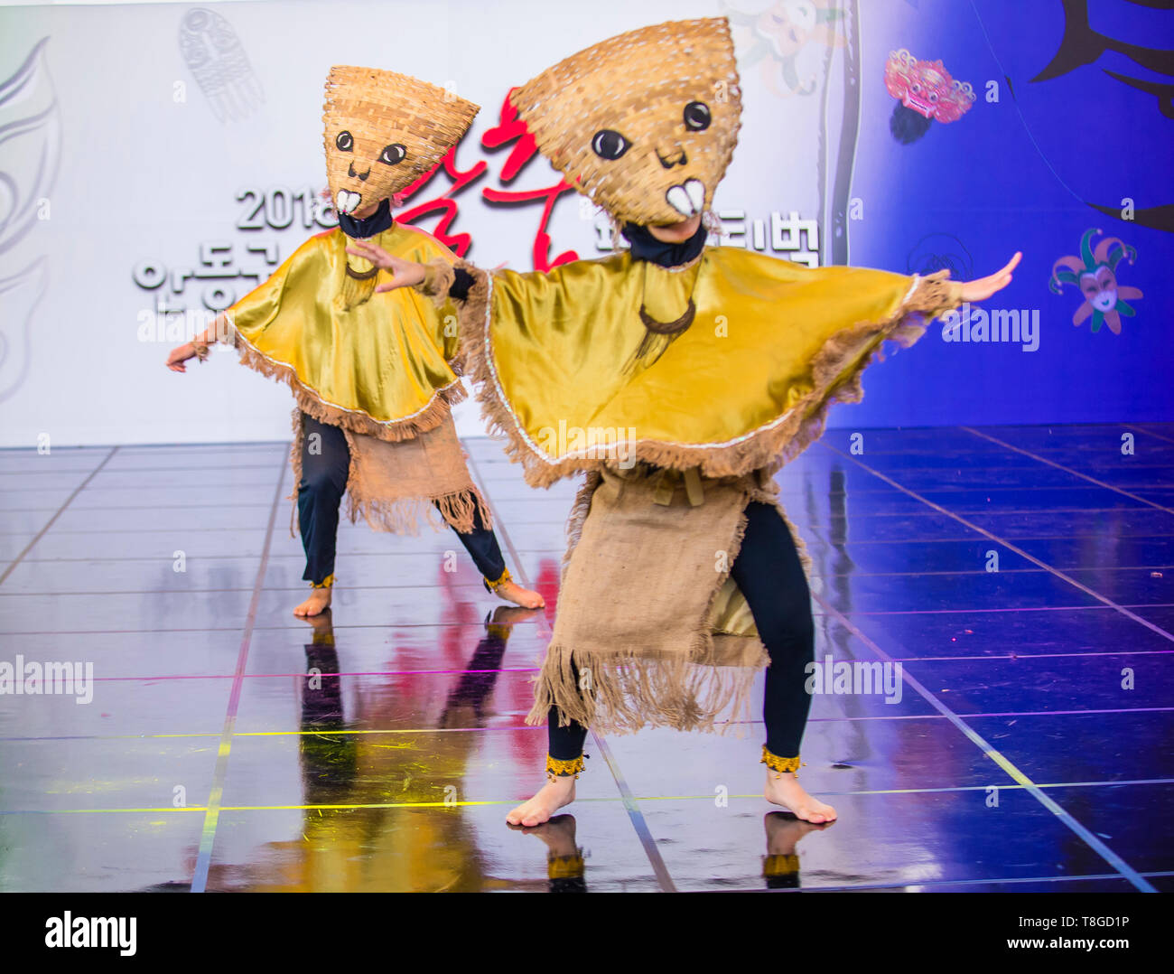 Indonesian dancers from Sma Nasima Semaran dance groupe perform at the ...