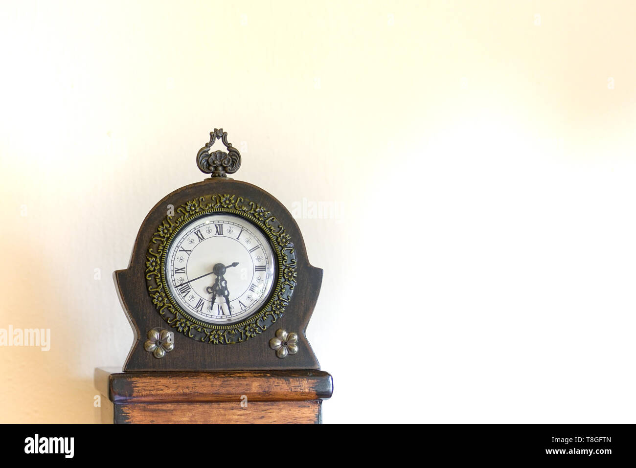 Clock on pillar hi-res stock photography and images - Alamy