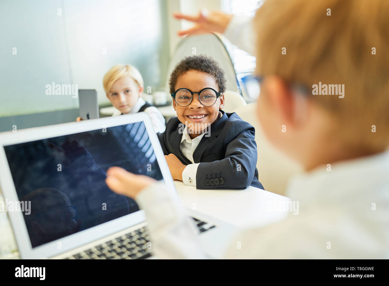 Children with computers hi-res stock photography and images - Alamy