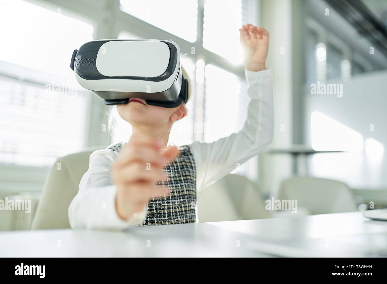 Girl virtual hi-res stock photography and images - Alamy