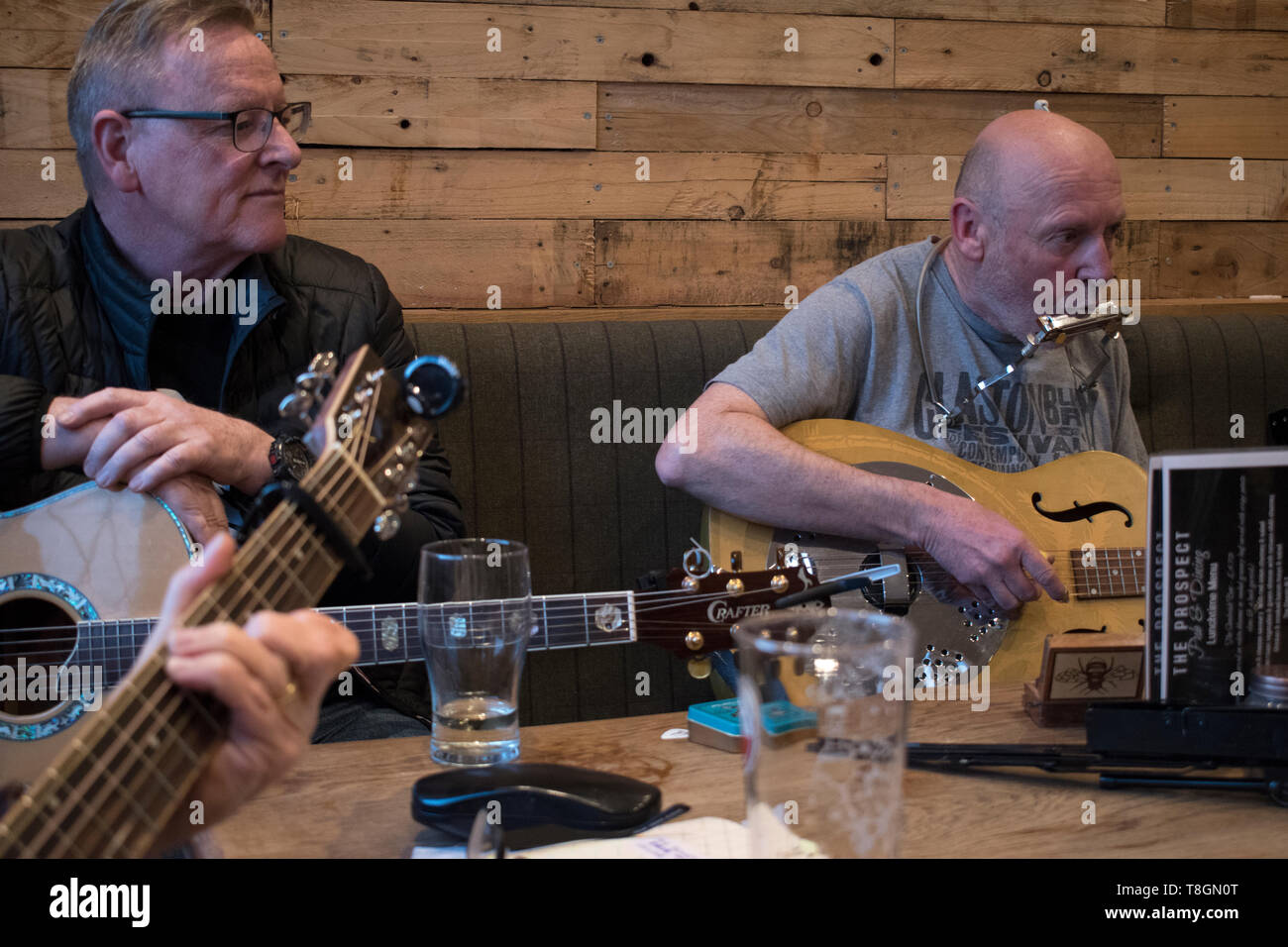 Group of older men singing hi-res stock photography and images - Alamy