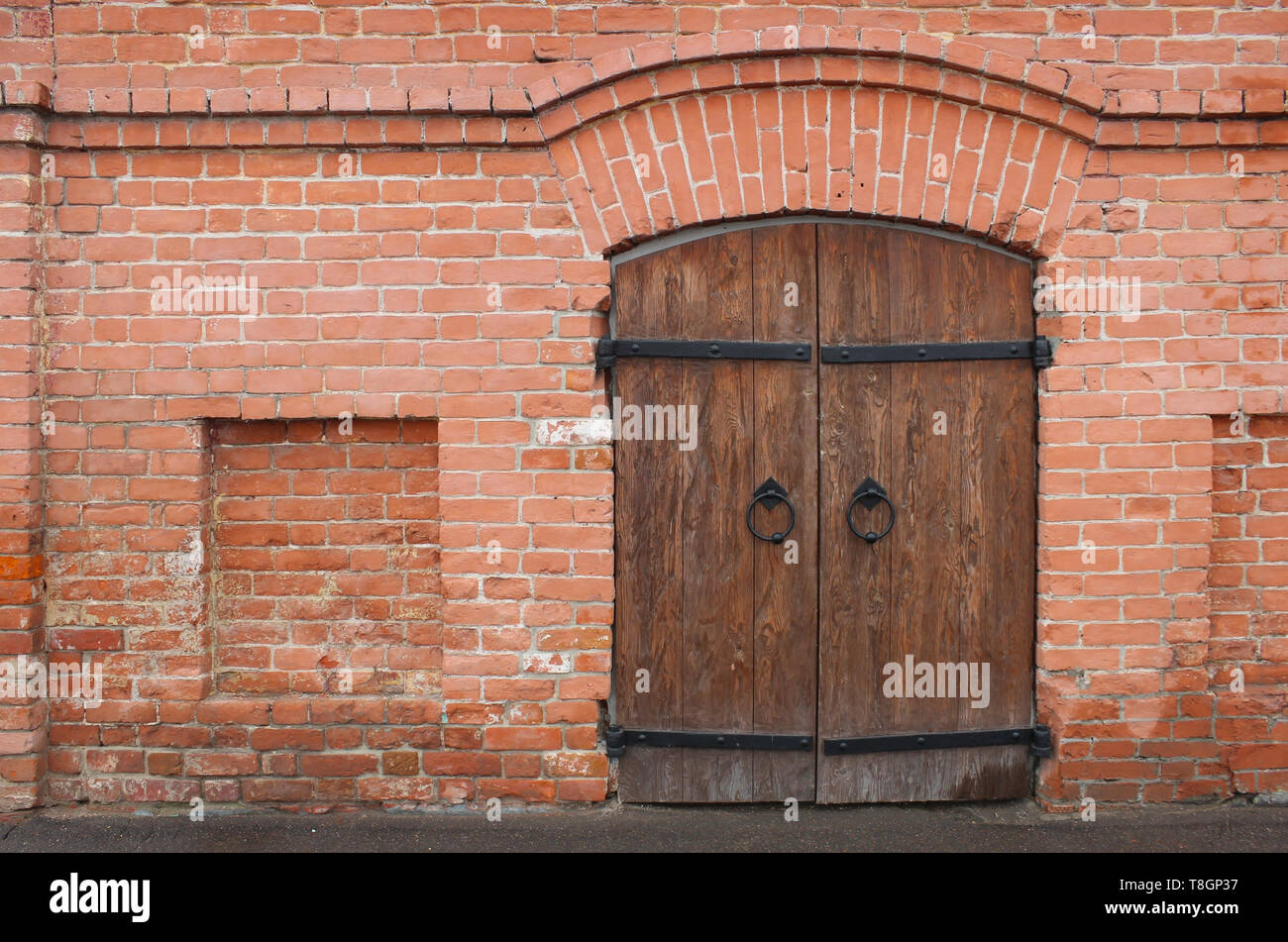 Old wooden gate in a red brick wall Stock Photo - Alamy