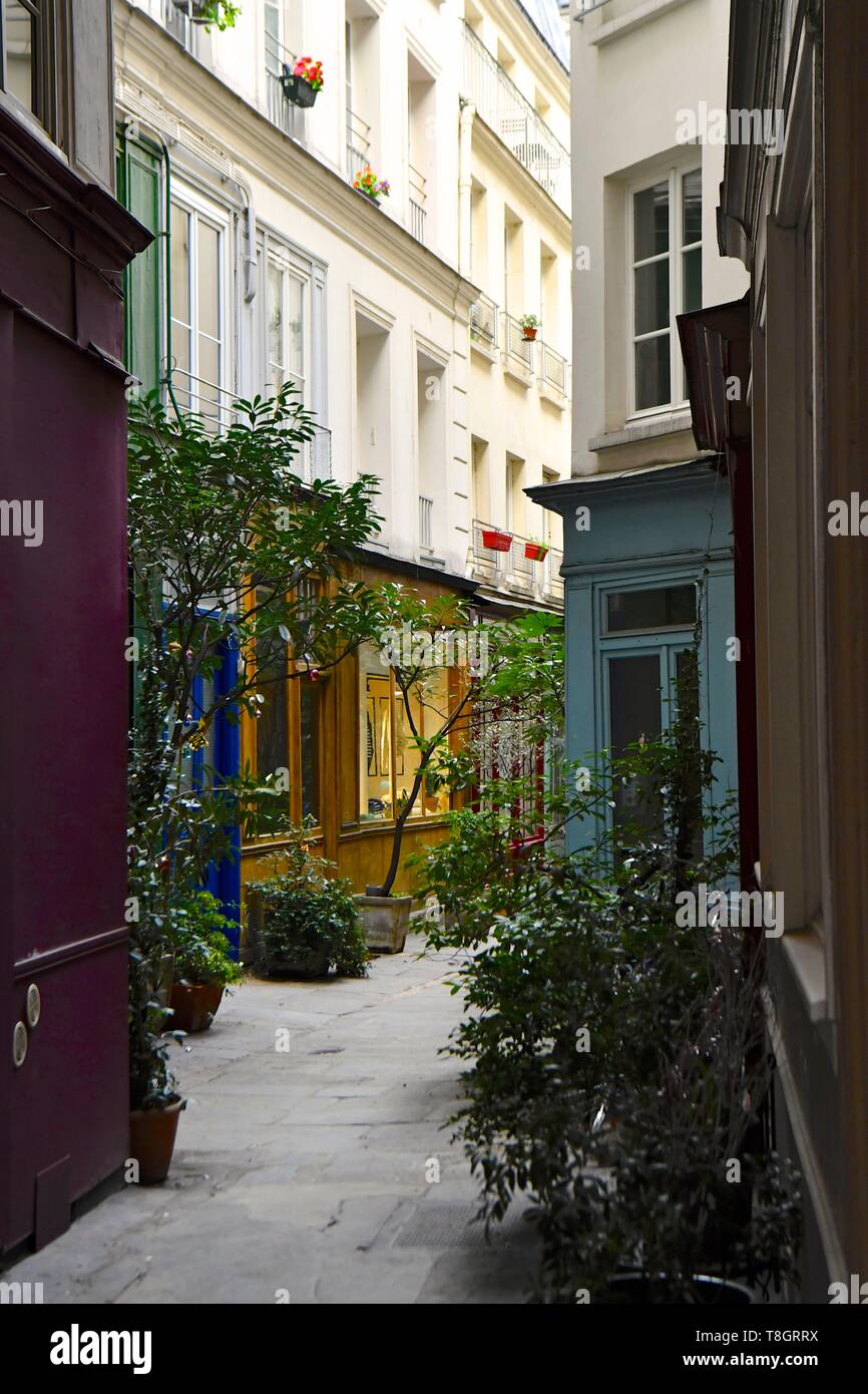 Sentier paris hi-res stock photography and images - Alamy