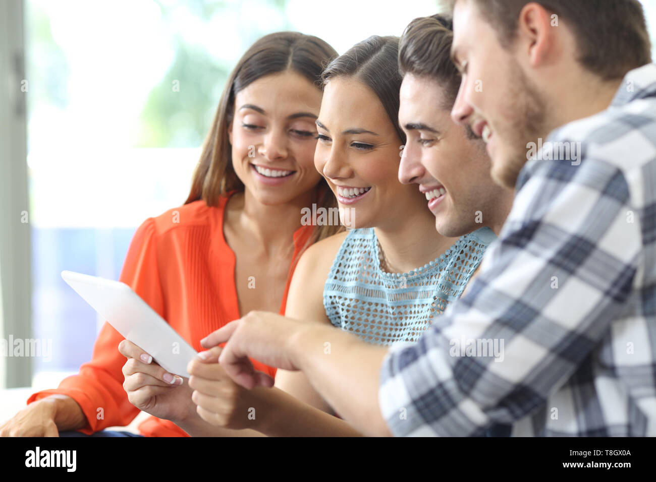 Friends checking on social media hi-res stock photography and images ...