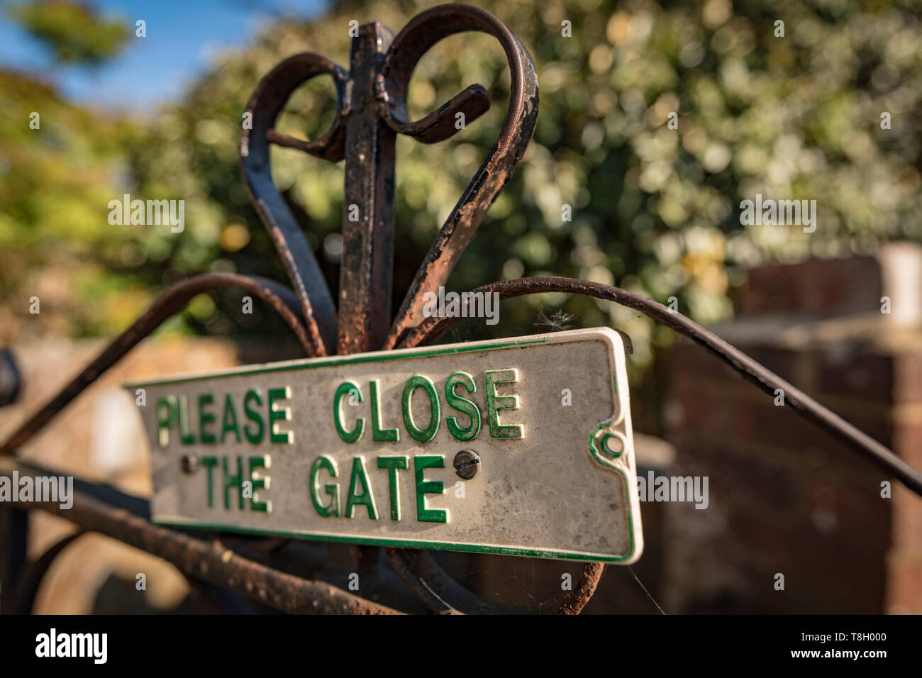 Please close gate sign hi-res stock photography and images - Alamy