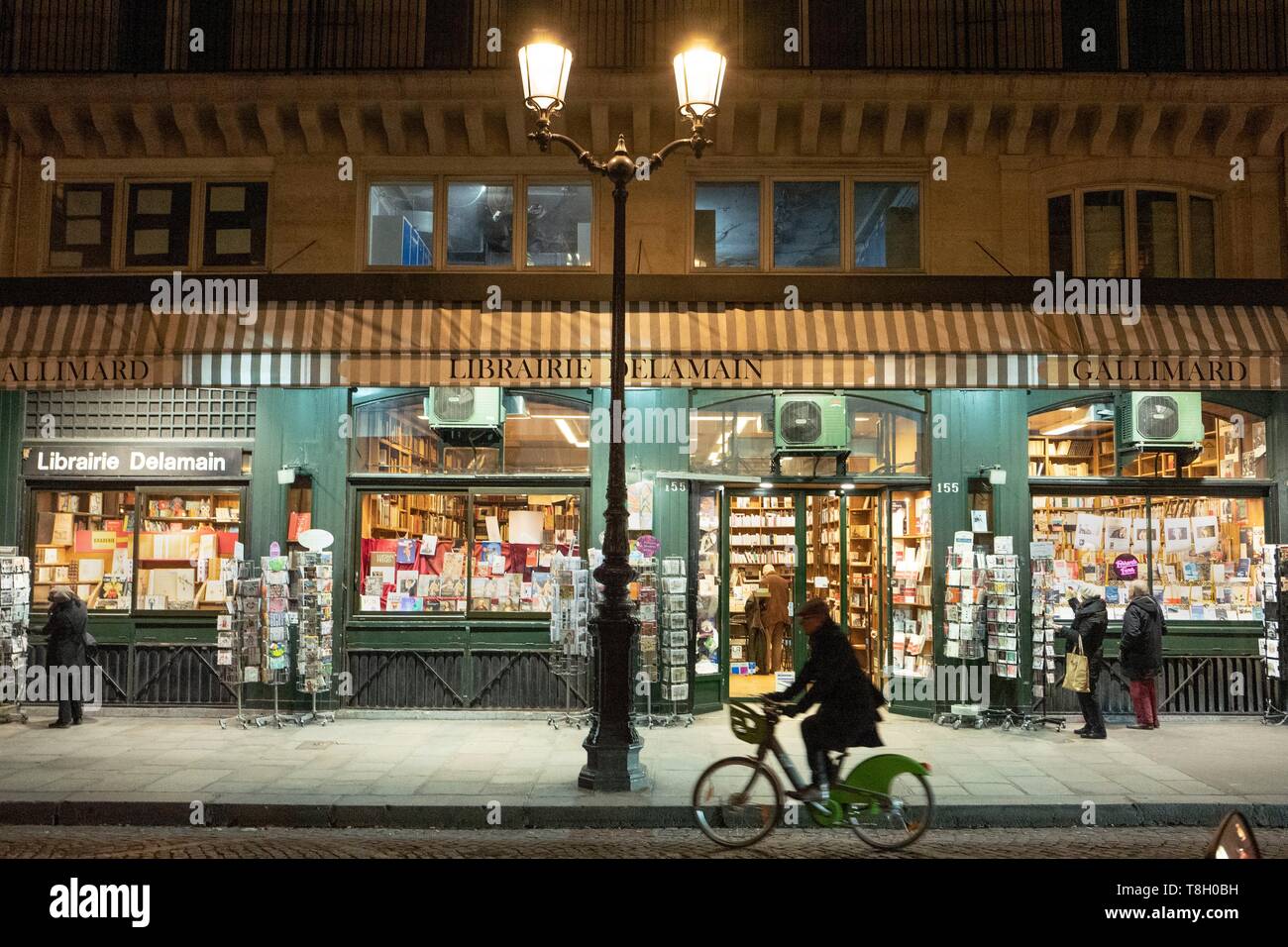 Paris book shop hi-res stock photography and images - Alamy