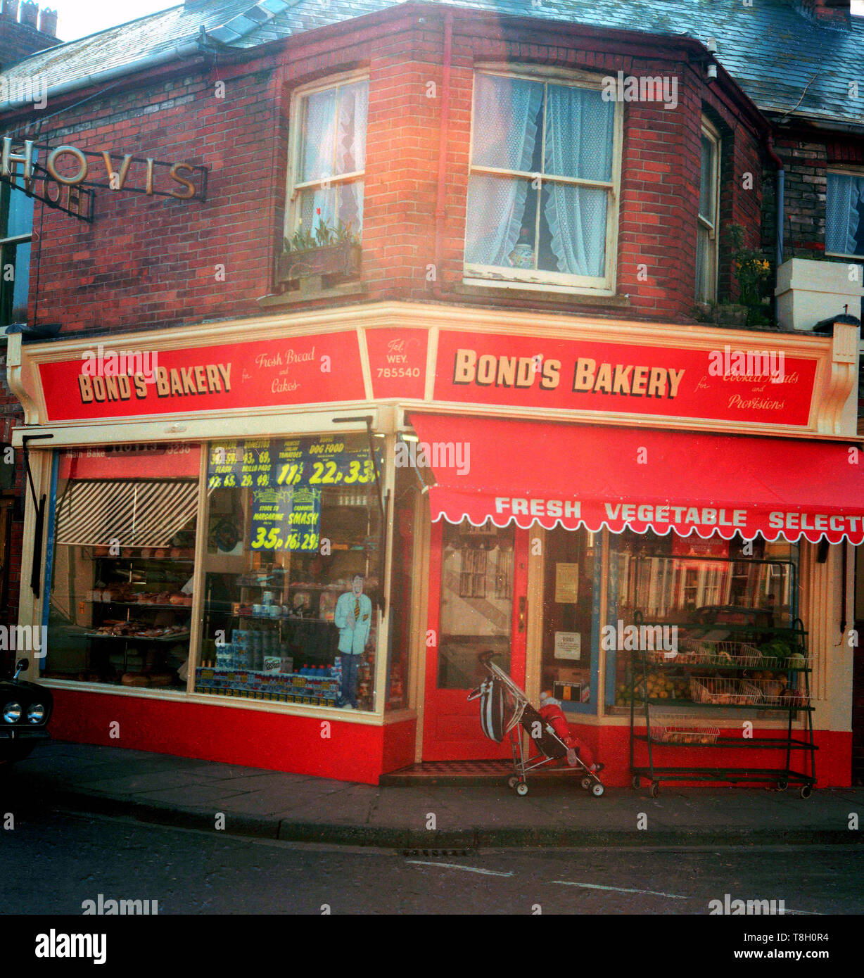 1970s, historical, exterior of Bonds Bakery, Weymouth, England, UK ...