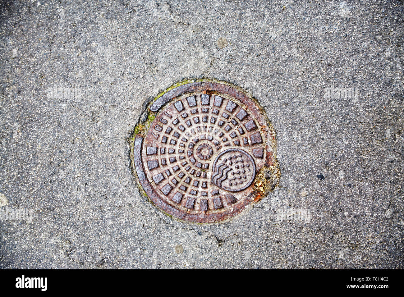 Round hatch asphalt road hi-res stock photography and images - Alamy
