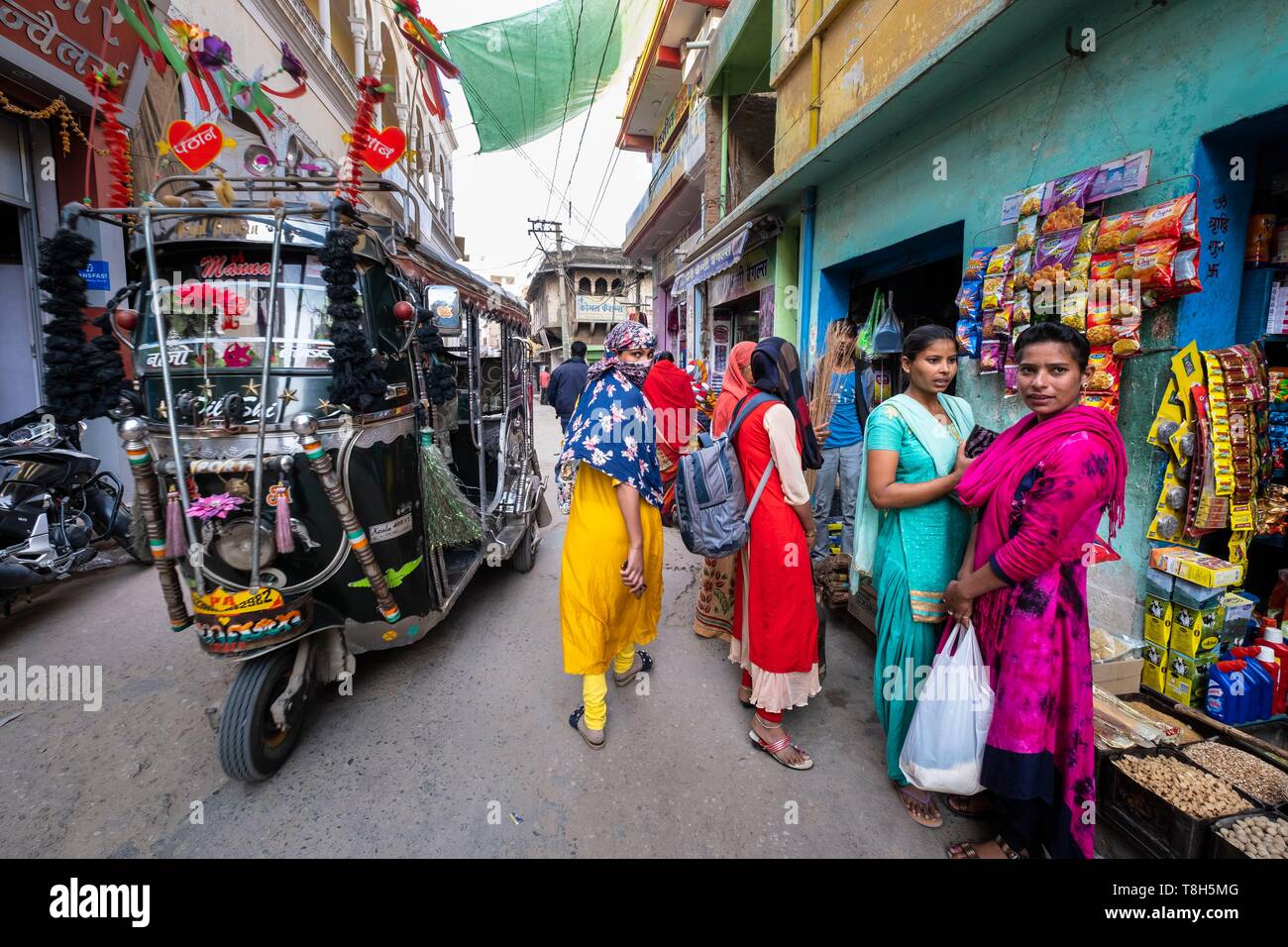 India, Rajasthan, Shekhawati region, Nawalgarh, streets of the Bazar ...