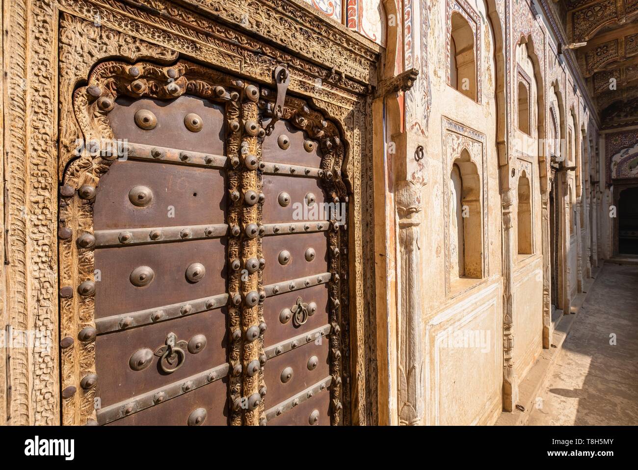 Haveli architecture traditional door hi-res stock photography and ...
