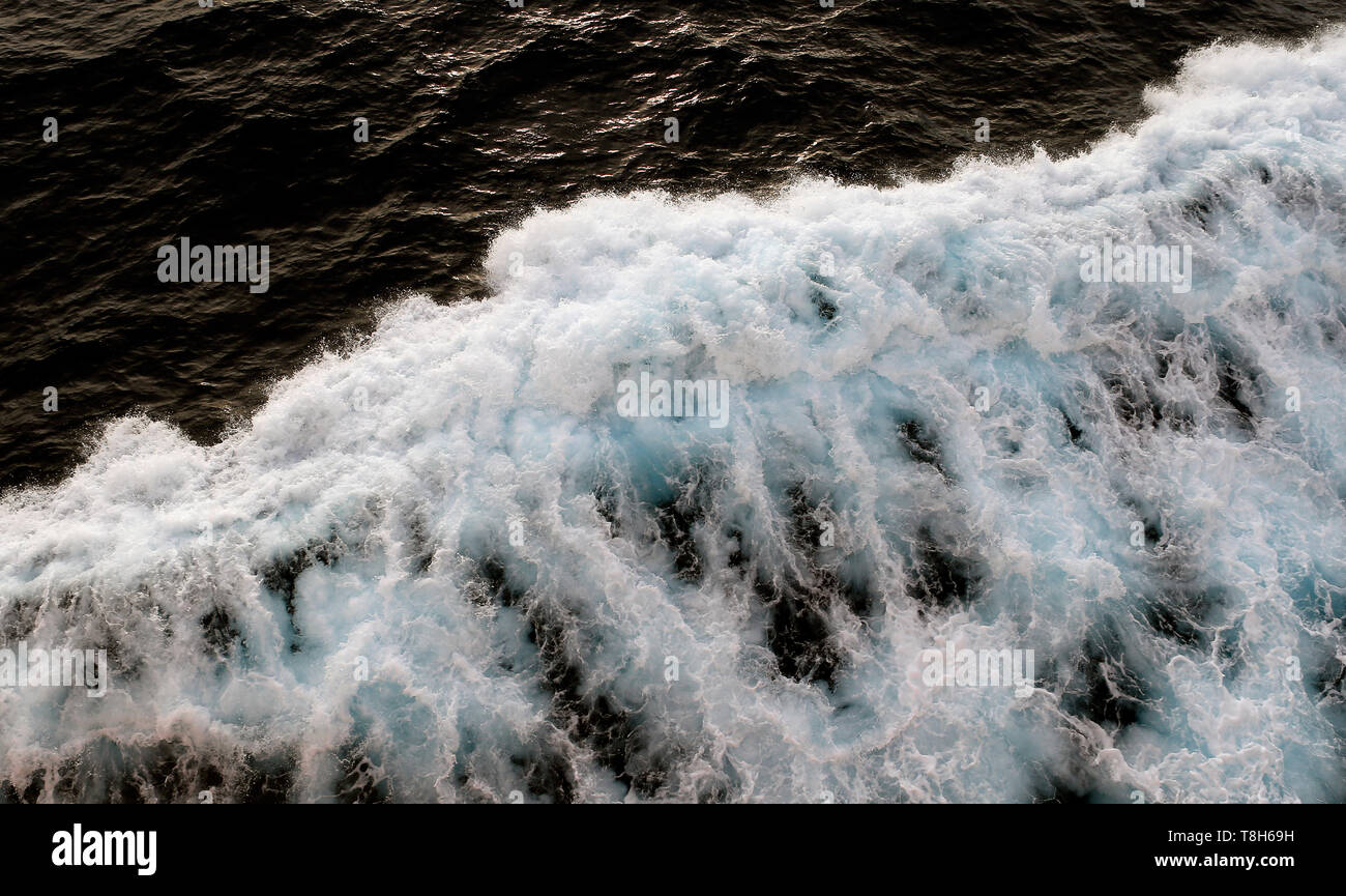 Overhead ocean waves hi-res stock photography and images - Alamy