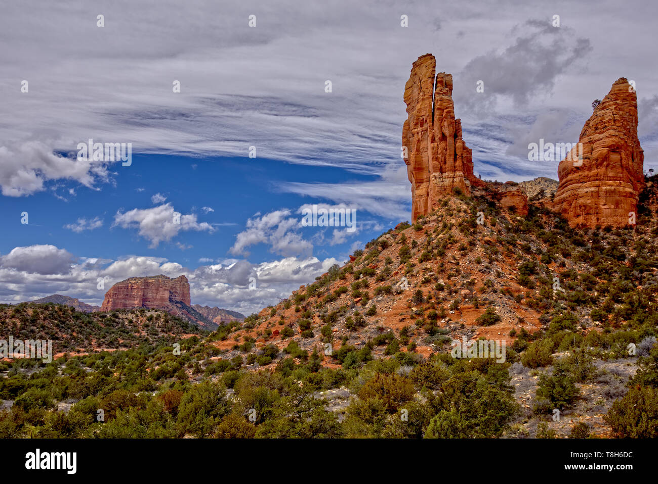 Rabbit Ear rock formation and Courthouse Butte, Sedona, Arizona, United ...