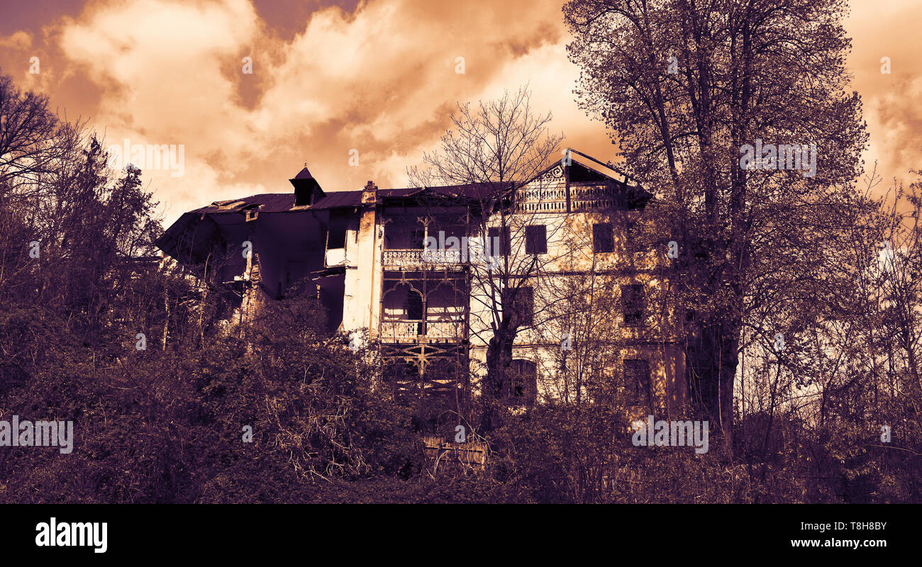 Horror house in dark dramatic atmosphere Stock Photo - Alamy
