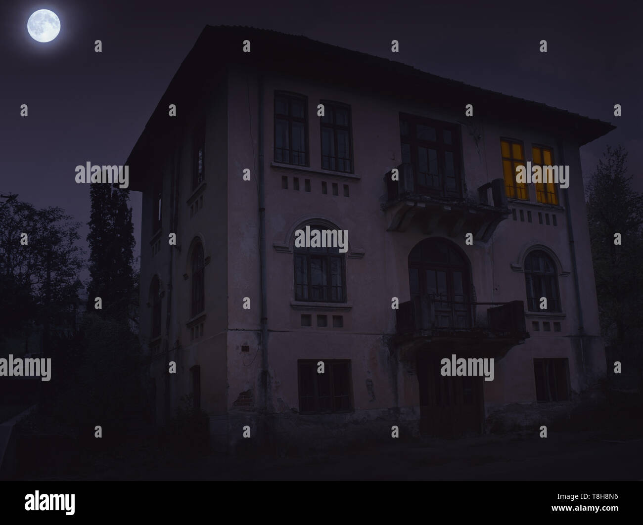 Horror house in dark dramatic atmosphere Stock Photo - Alamy