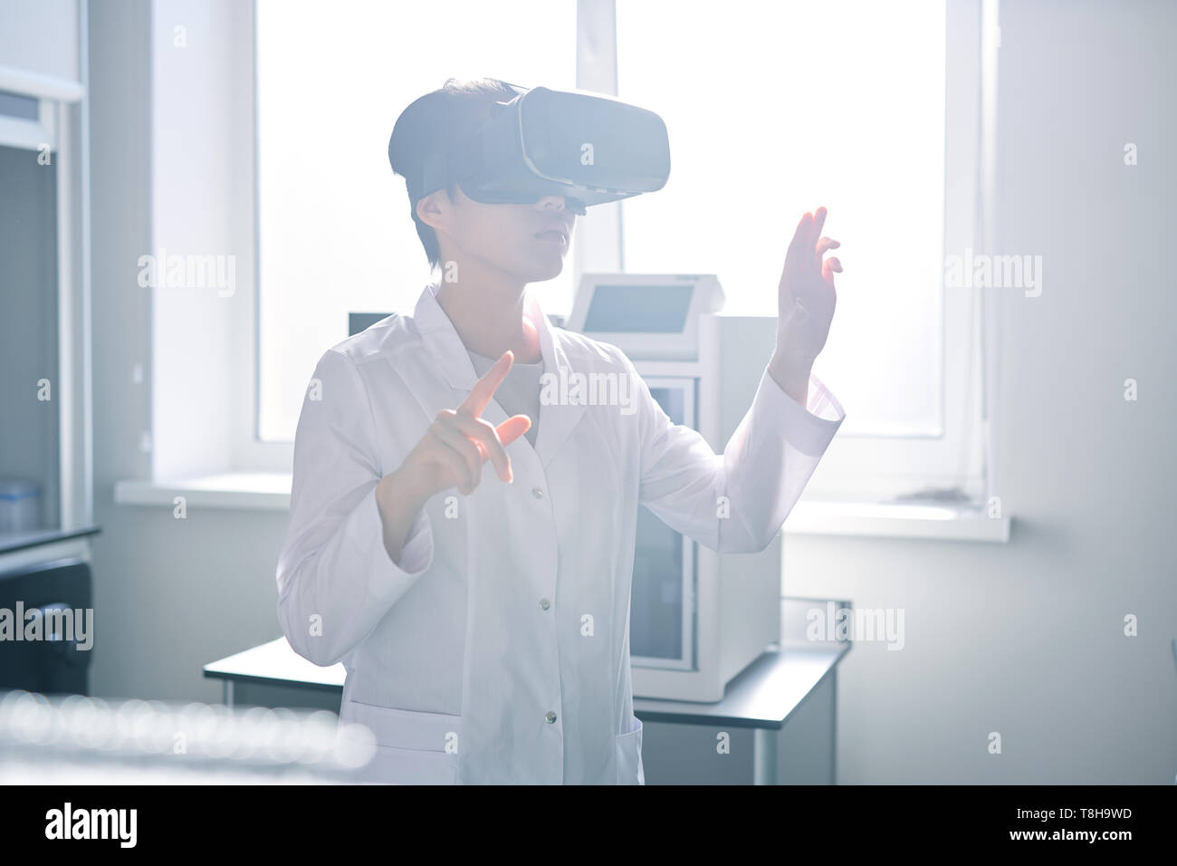 Laboratory technician doing innovation research Stock Photo - Alamy