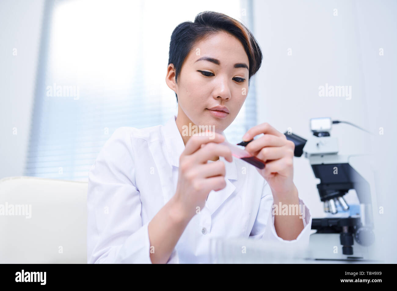 Woman laboratory writing hi-res stock photography and images - Alamy