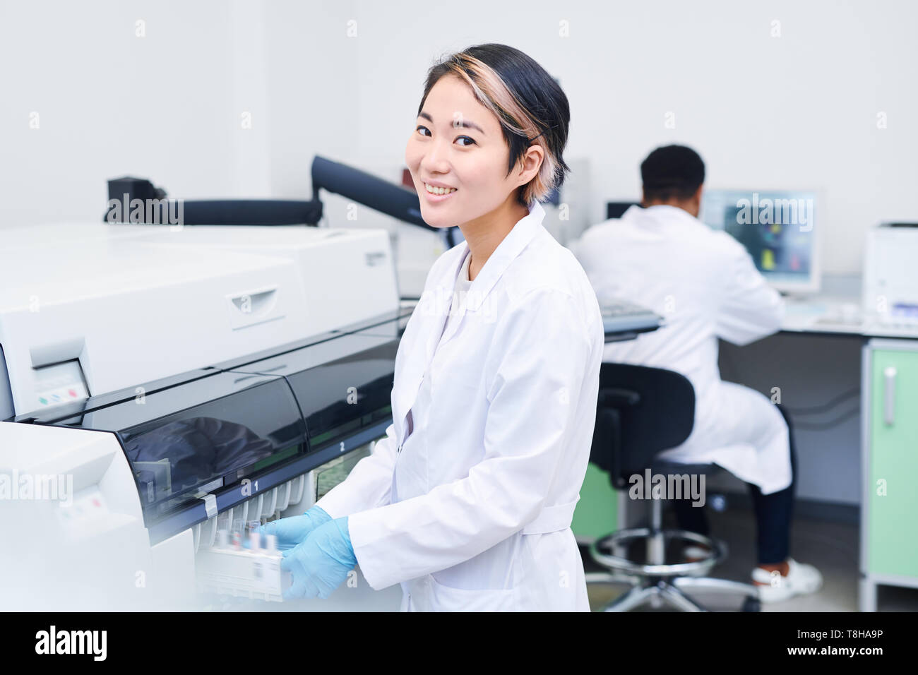 Laboratory worker hi-res stock photography and images - Alamy