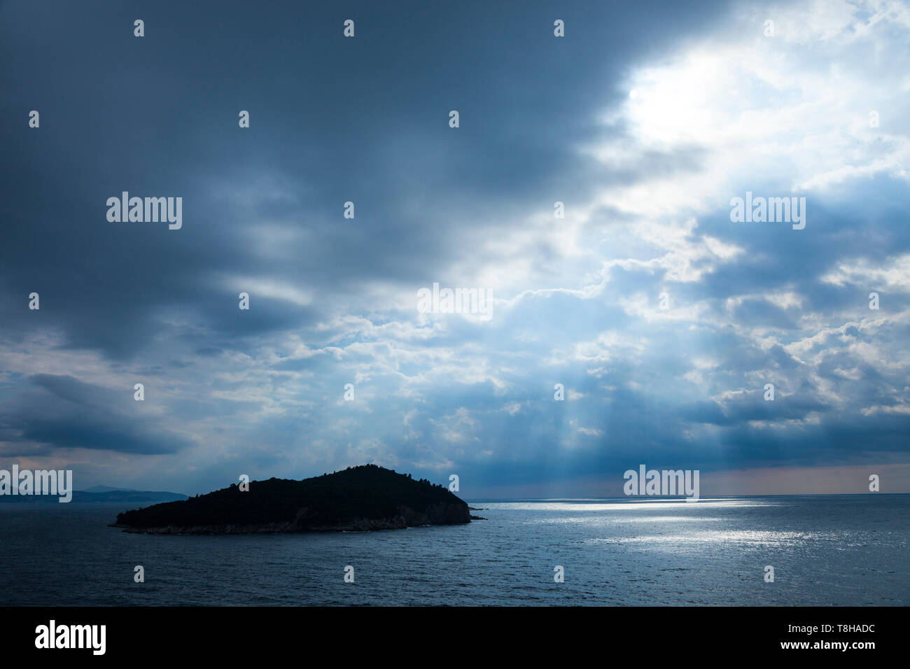 Isla de Lokrum desde la muralla del casco antiguo de Dubrovnik, Ciudad ...