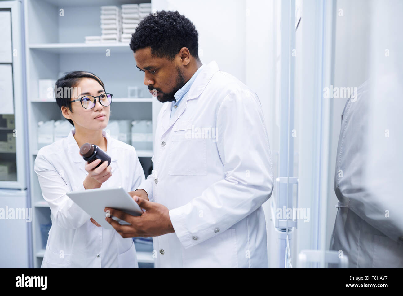 Black medical assistant hi-res stock photography and images - Alamy