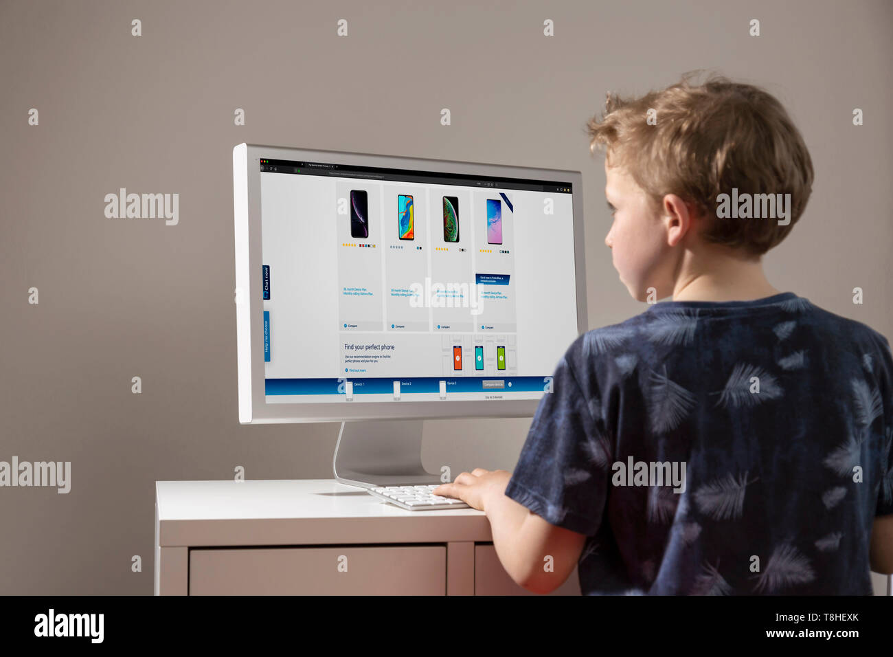 Mobile phone shop interior hi-res stock photography and images - Alamy