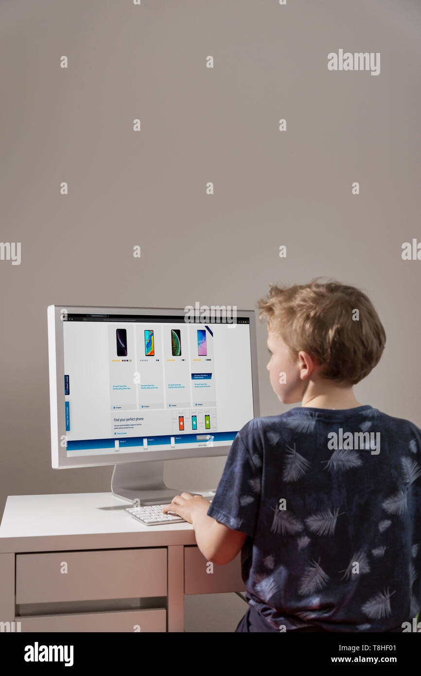 Mobile phone shop interior hi-res stock photography and images - Alamy