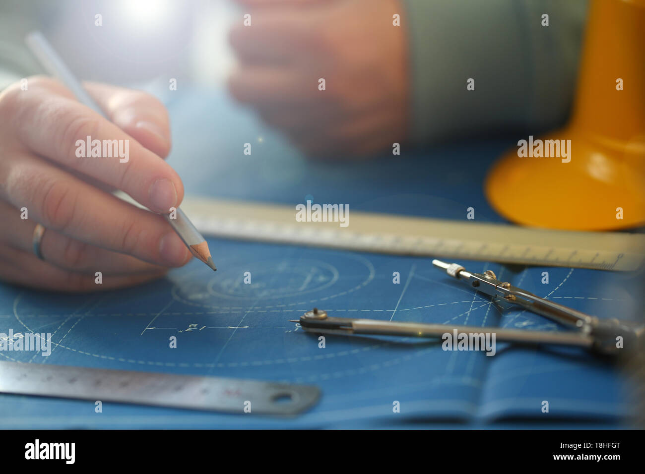 Set hand holding ruler hi-res stock photography and images - Alamy