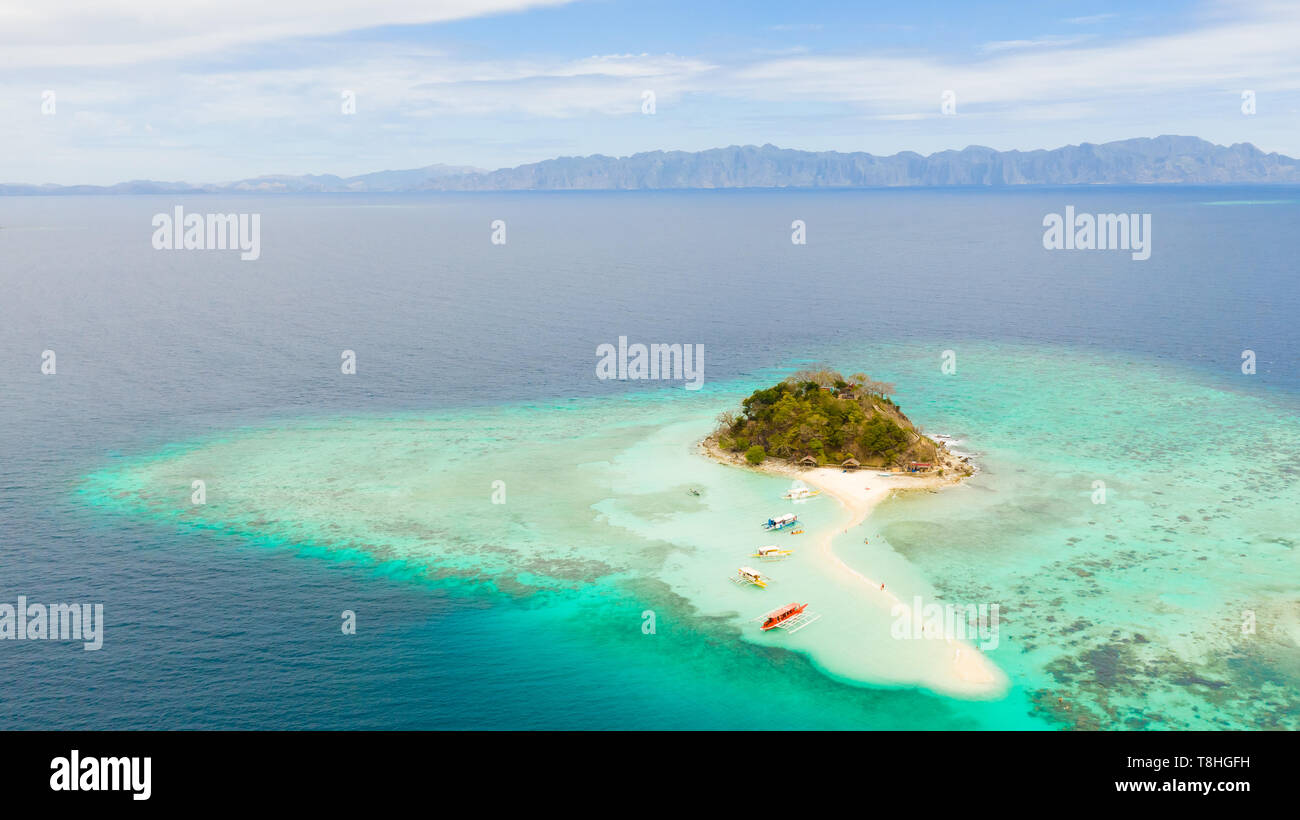 Tropical island Bulog Dos. Tourists walking along the sand bar aerial ...