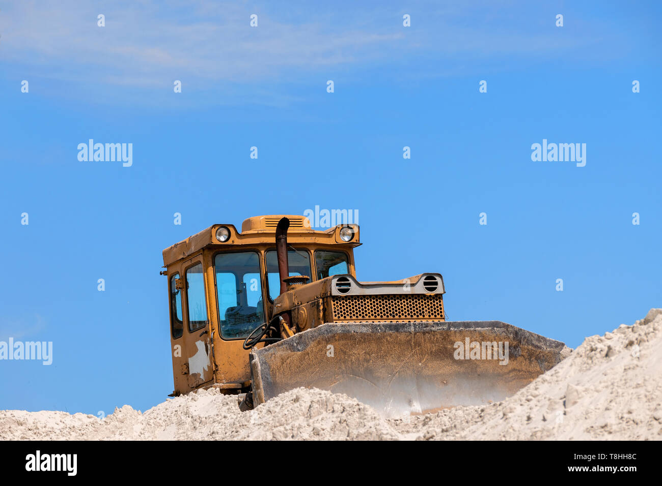 Yellow bulldozer on sand hi-res stock photography and images - Alamy