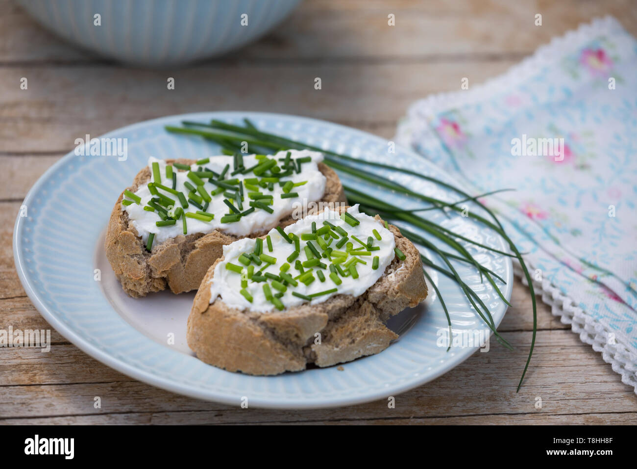 Brot mit Quark und Schnittlauch, Butterbrot, Schnittlauch-Brot ...