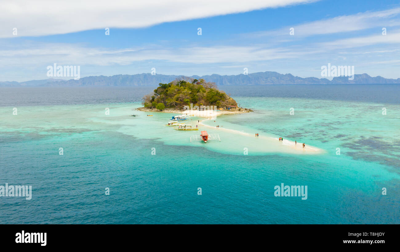 Tropical island Bulog Dos. Tourists walking along the sand bar aerial ...