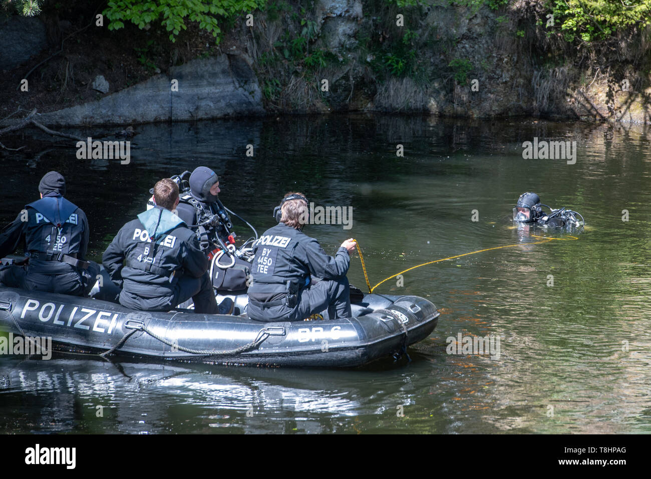 Georgenberg, Germany. 13th May, 2019. Police divers search a pond near ...