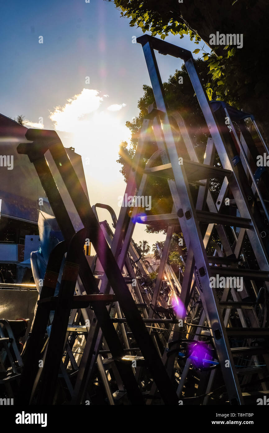 Paparazzi photographers ladders hi-res stock photography and images - Alamy