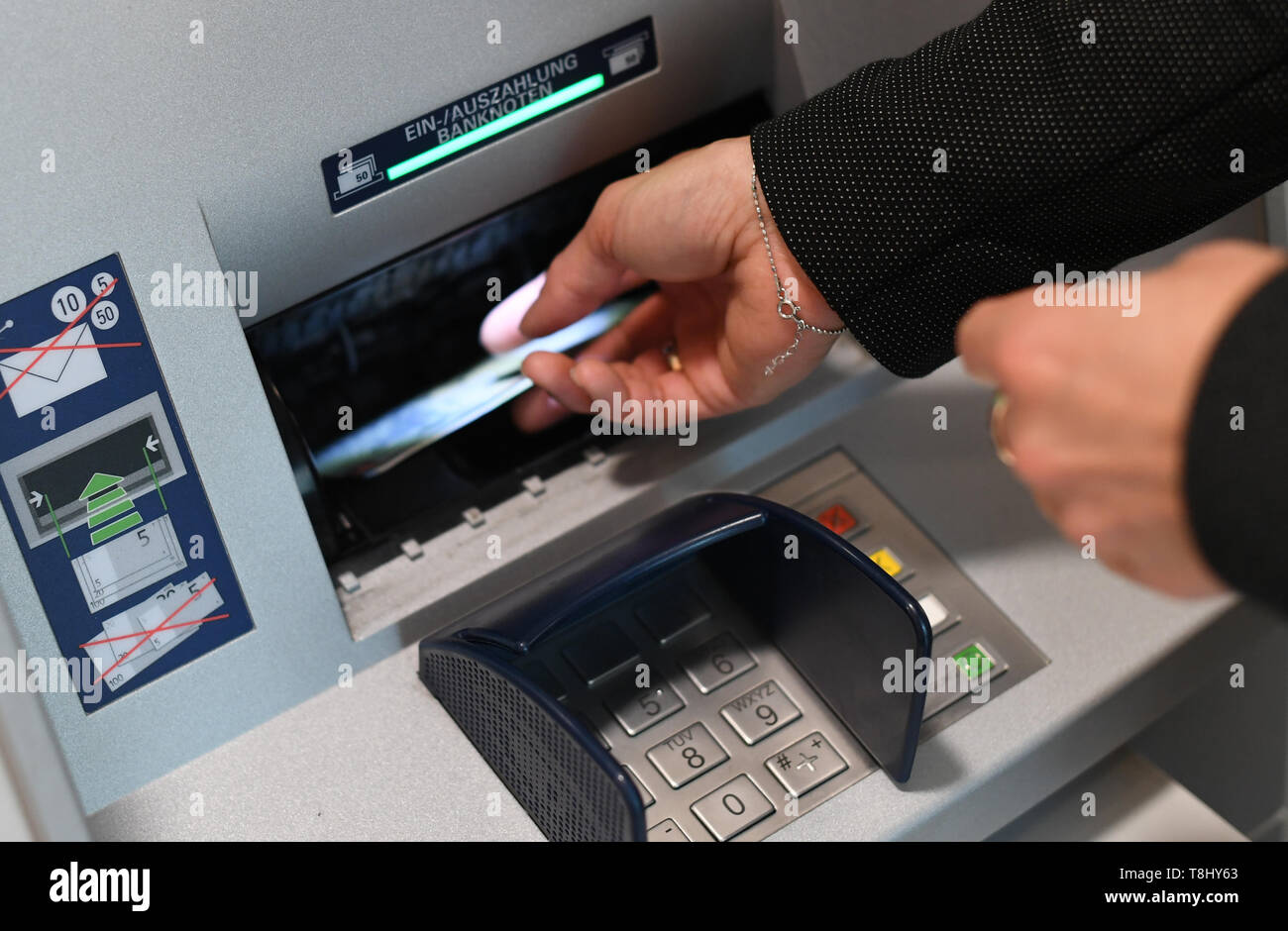 Atm counter hi-res stock photography and images - Alamy