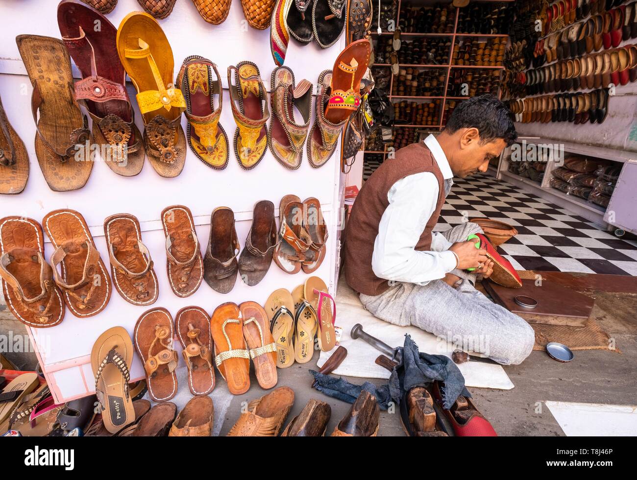 India, Rajasthan, Shekhawati region, Mandawa, market street, shoemaker ...