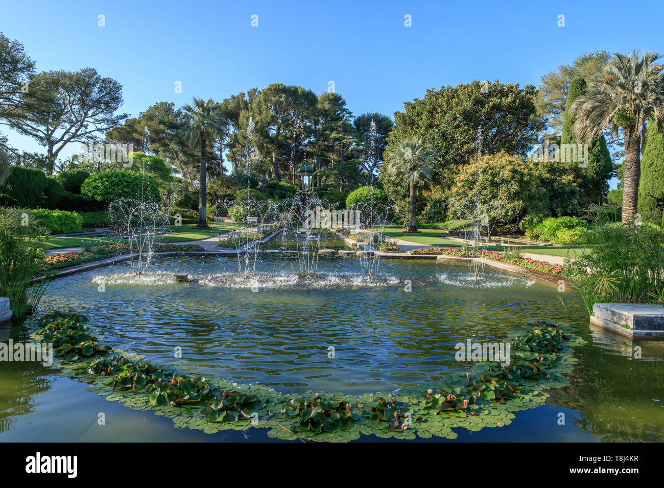 Large garden pond hi-res stock photography and images - Alamy