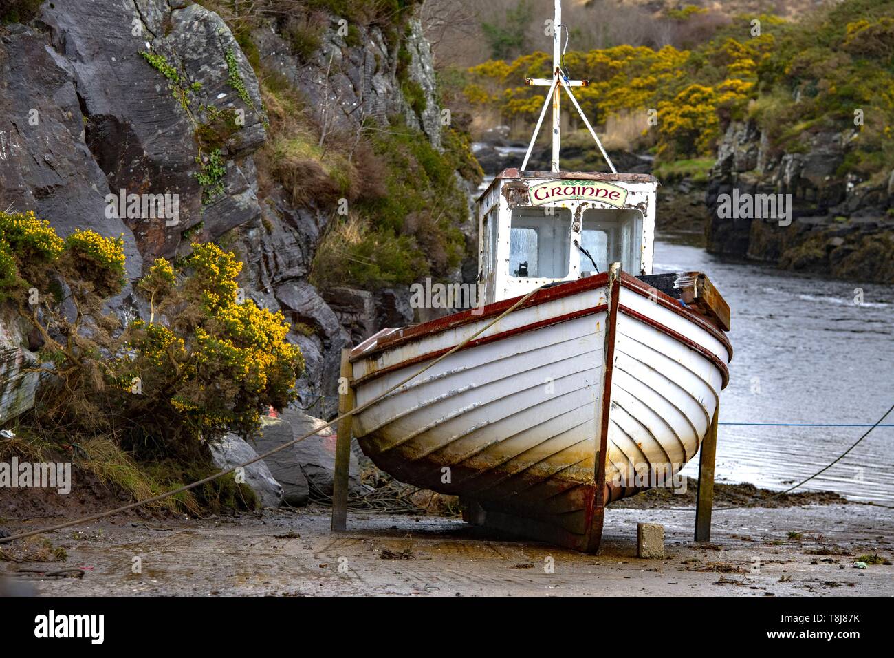Donegal harbour hi-res stock photography and images - Alamy