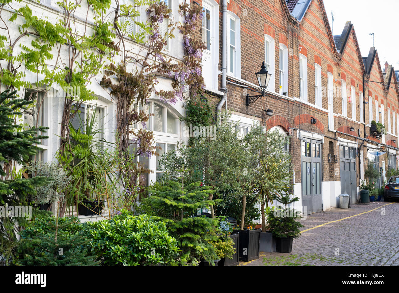 Old fashioned london apartments hi-res stock photography and images - Alamy