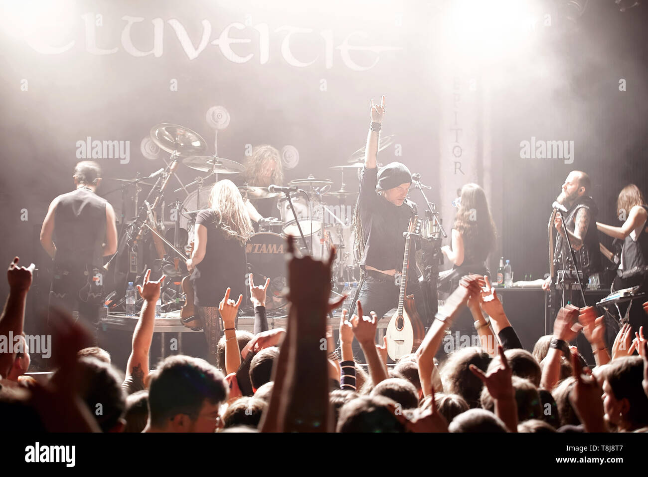 Heavy metal crowd concert hands hi-res stock photography and images - Alamy