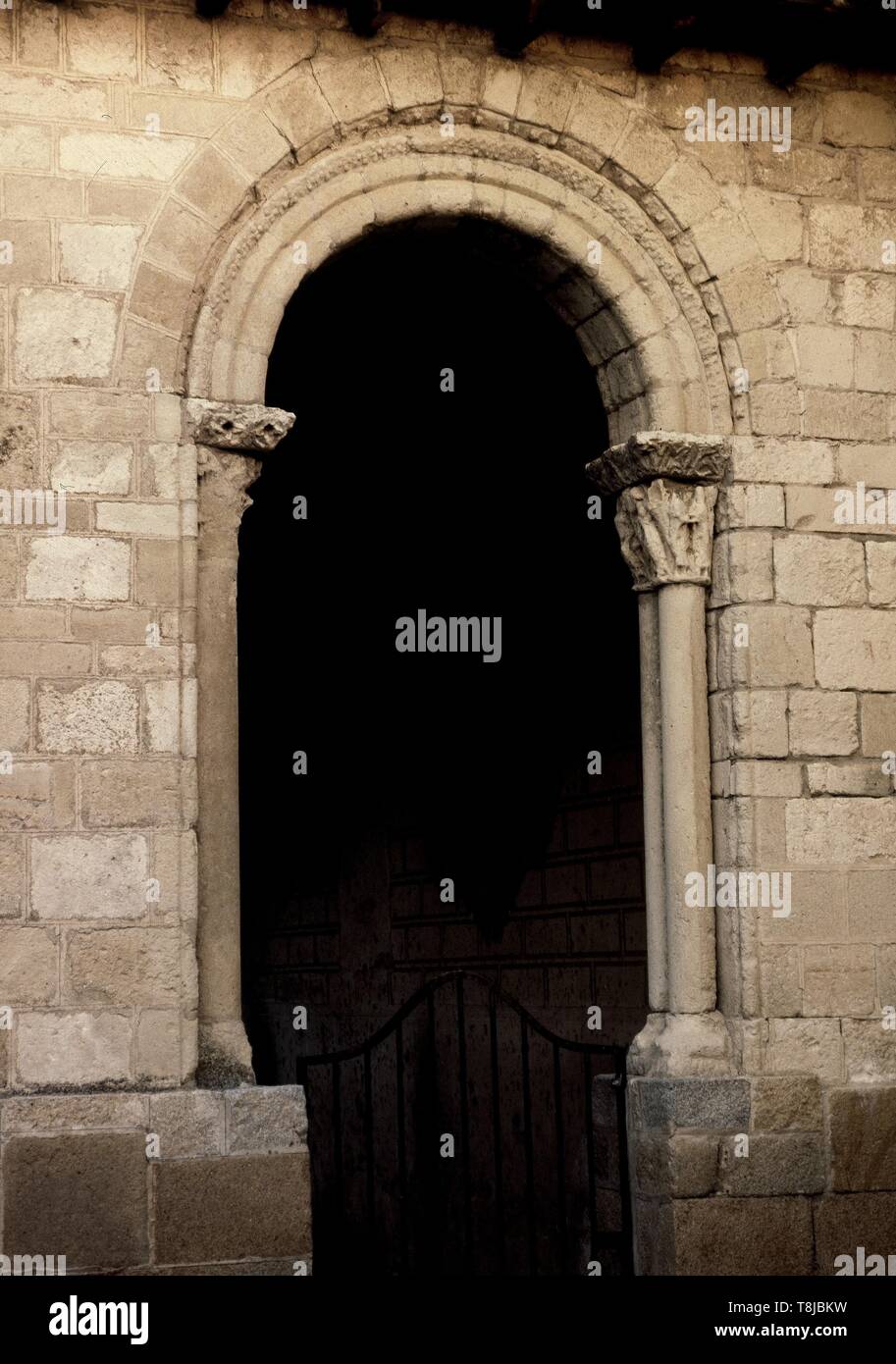 PUERTA AL PORTICO ROMANICO. Location: IGLESIA DE SAN MARTIN. Arévalo ...
