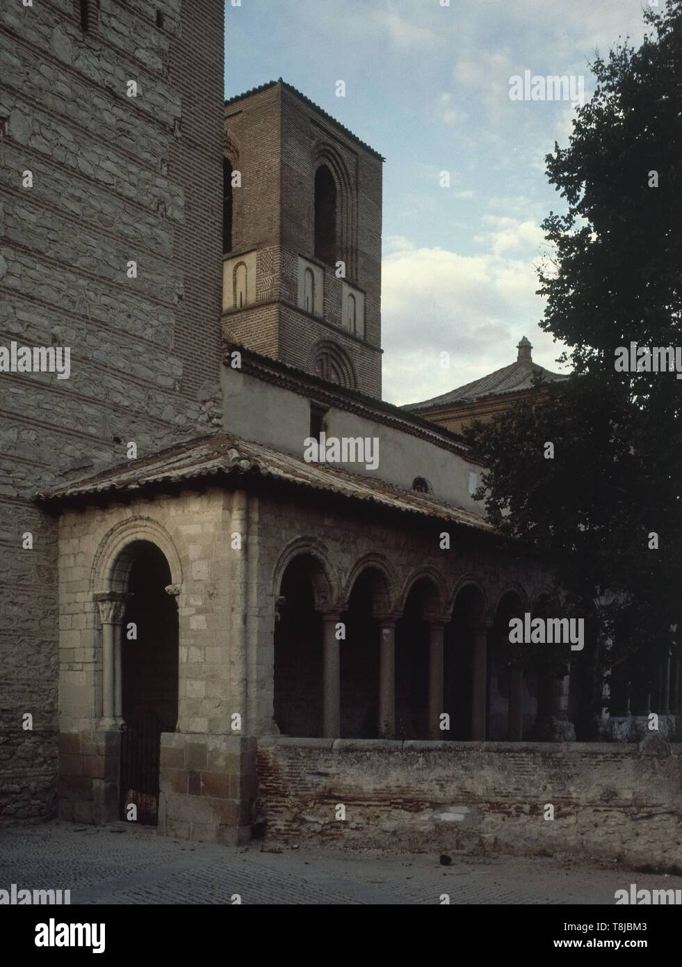 EXTERIOR PORTICO ROMANICO. Location: IGLESIA DE SAN MARTIN. Arévalo ...