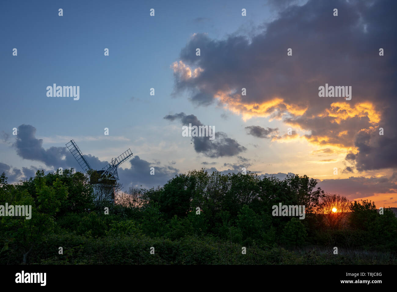Sun light and hills hi-res stock photography and images - Alamy