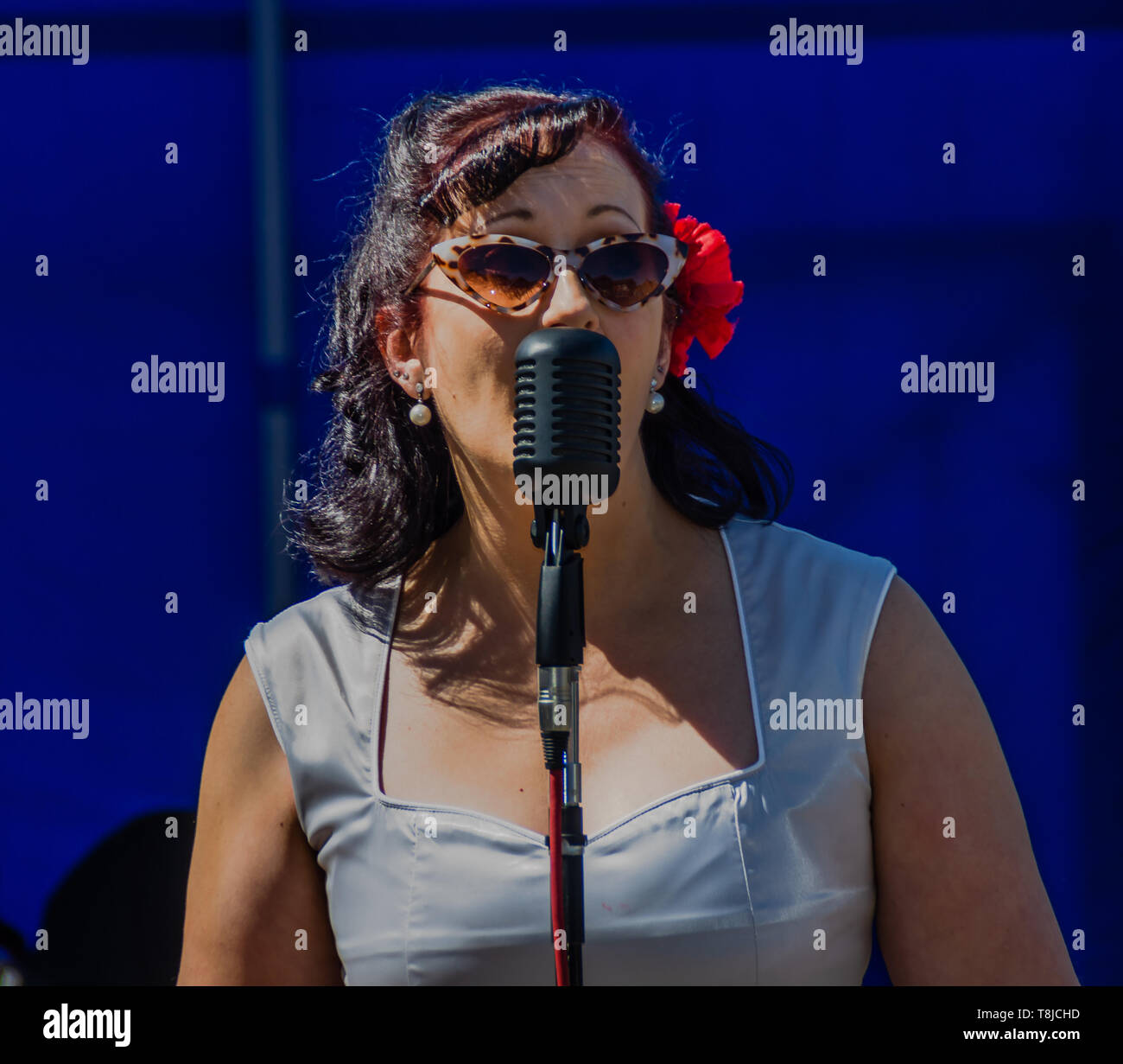 Singer at 1940's/50's retro festival Stock Photo - Alamy