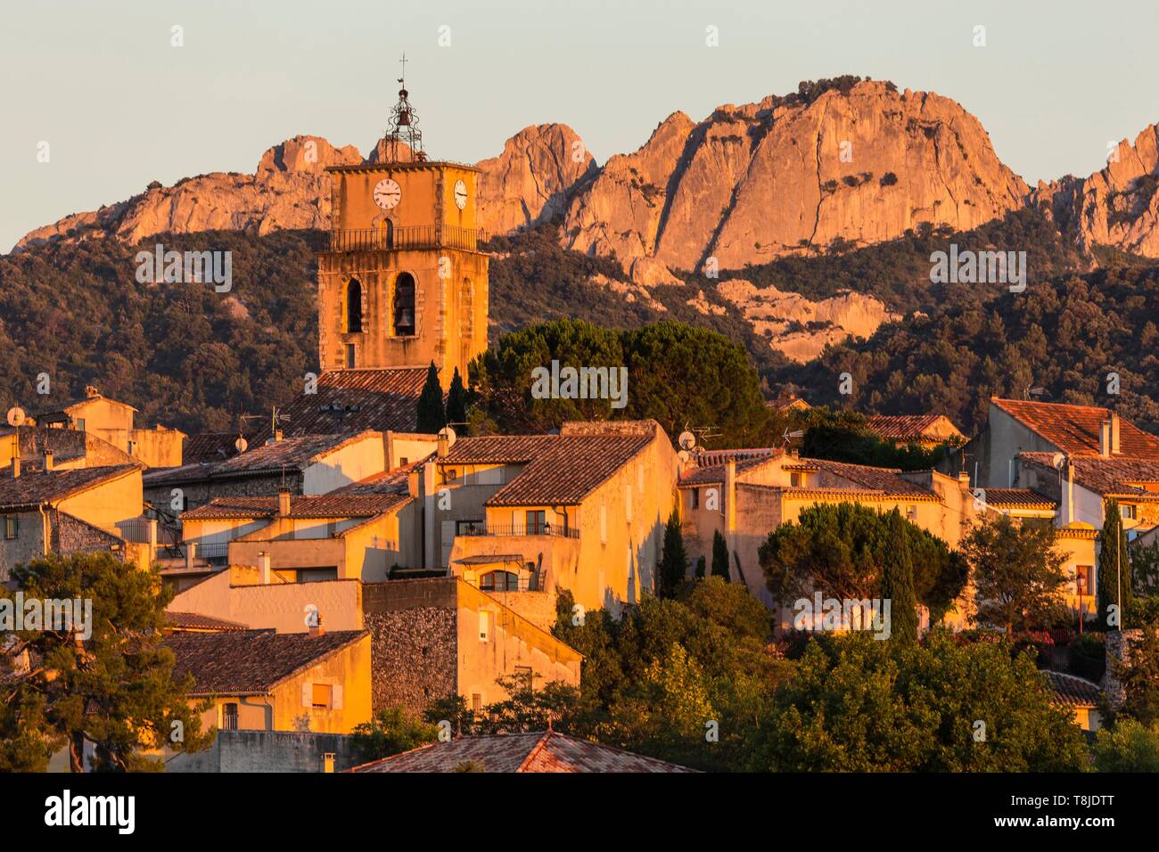 France, Vaucluse, the village of Sablet with the Dentelles de ...