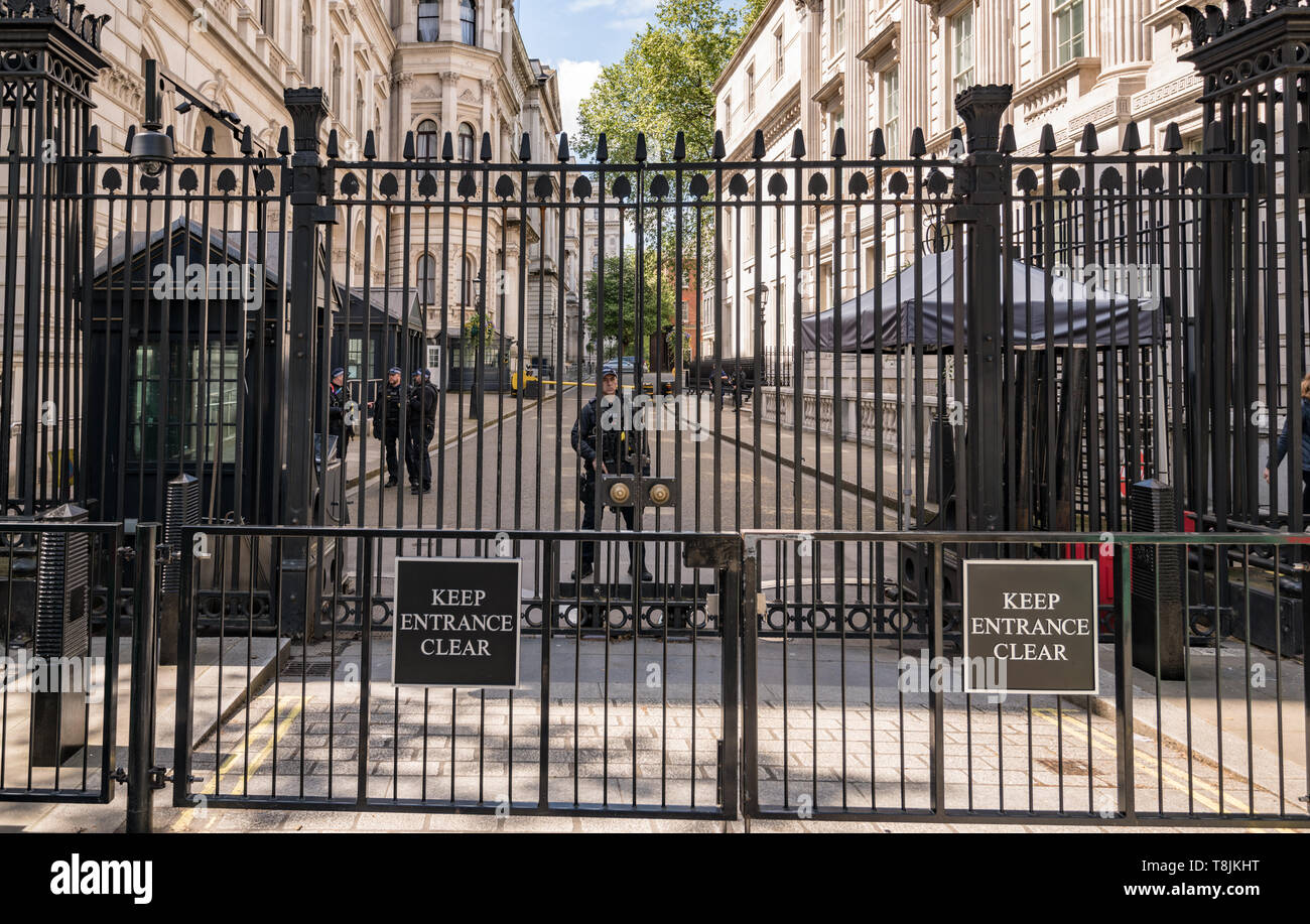 Outside the gates of downing street london hi-res stock photography and ...